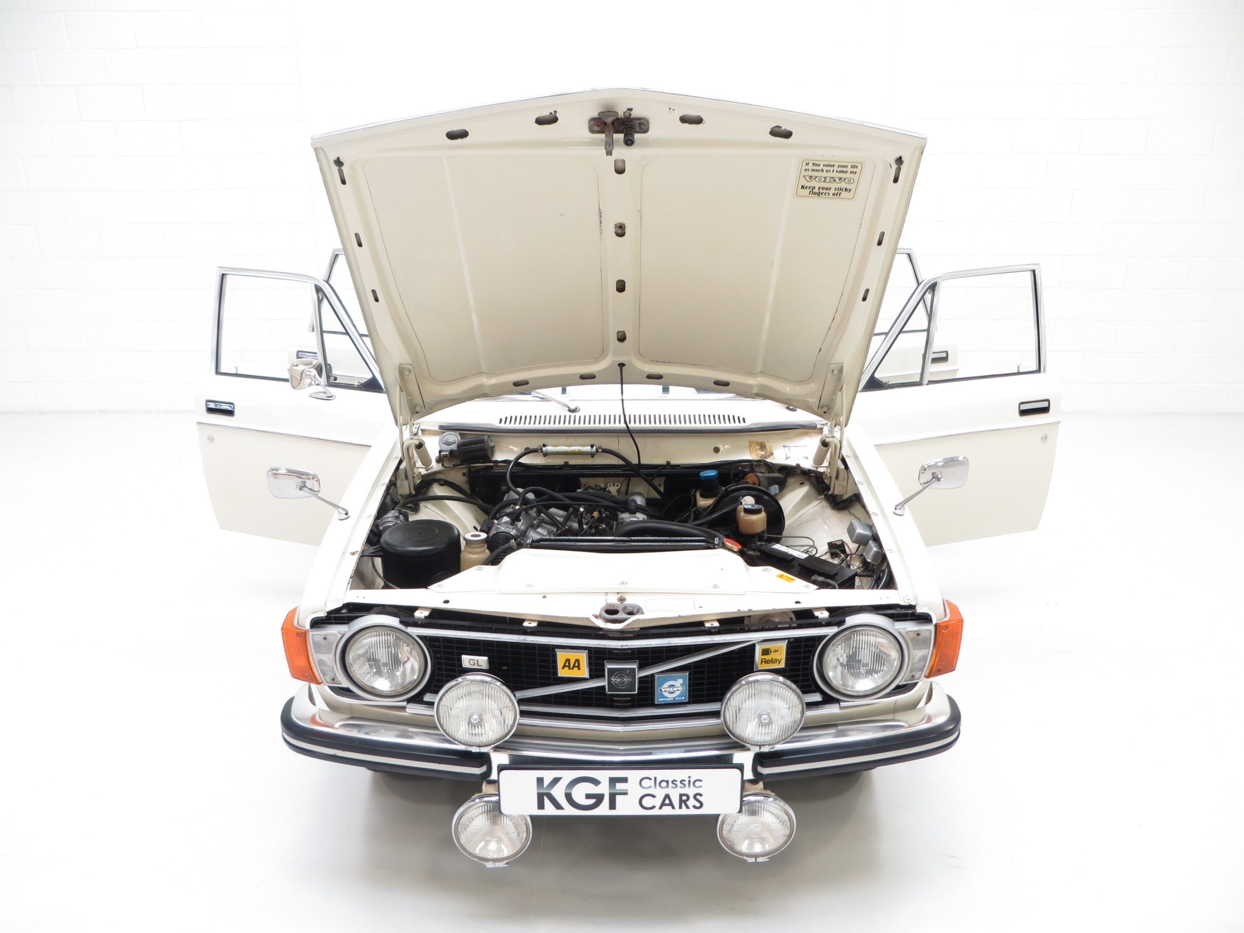 Volvo 144 Grand Luxe Saloon – KGF