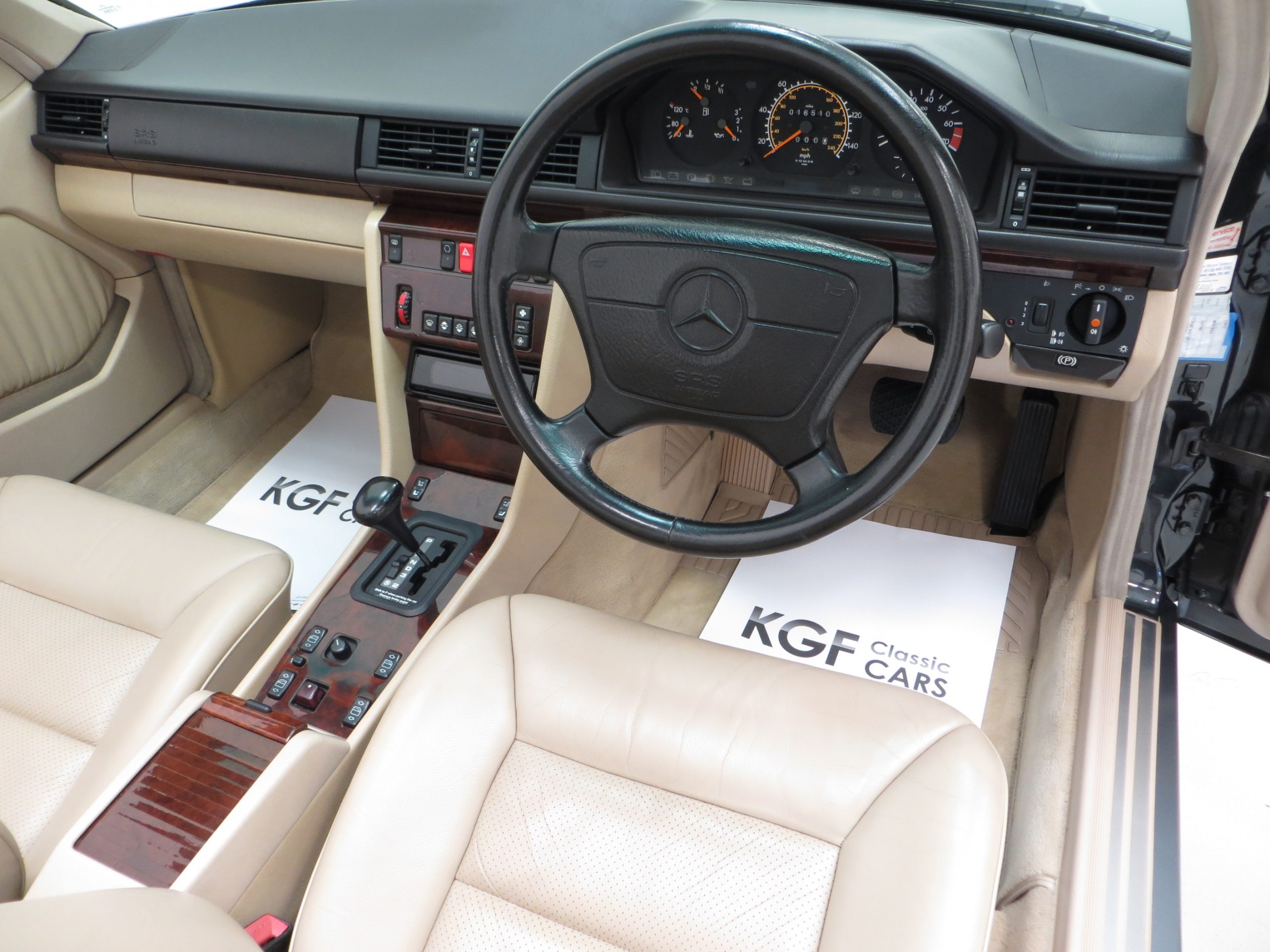 Mercedes-Benz W124 E220 Cabriolet – KGF